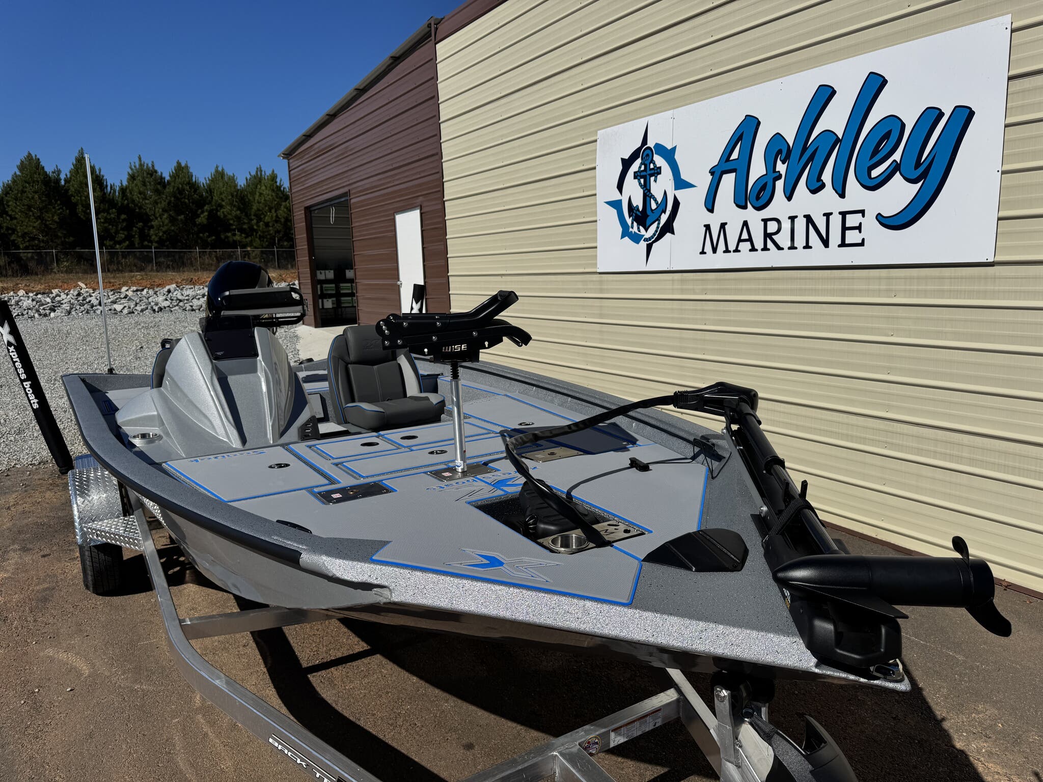 Bass Boat - 2026 Xpress Hyper-Lift Crappie Series H18 | Motor & Keel