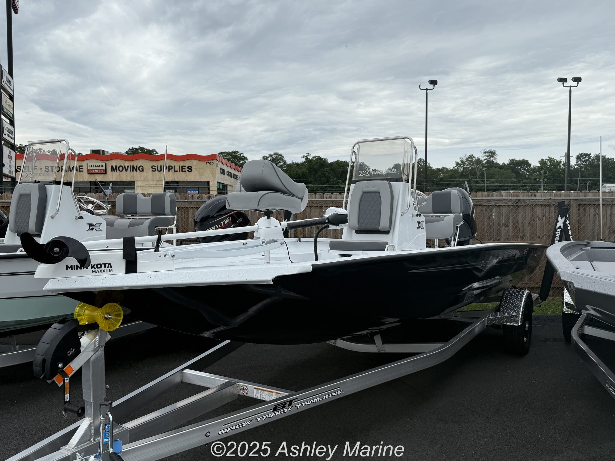 Bay Boat - 2025 Xpress Hyper-Lift Series H20B NEW CONSOLE | Motor & Keel