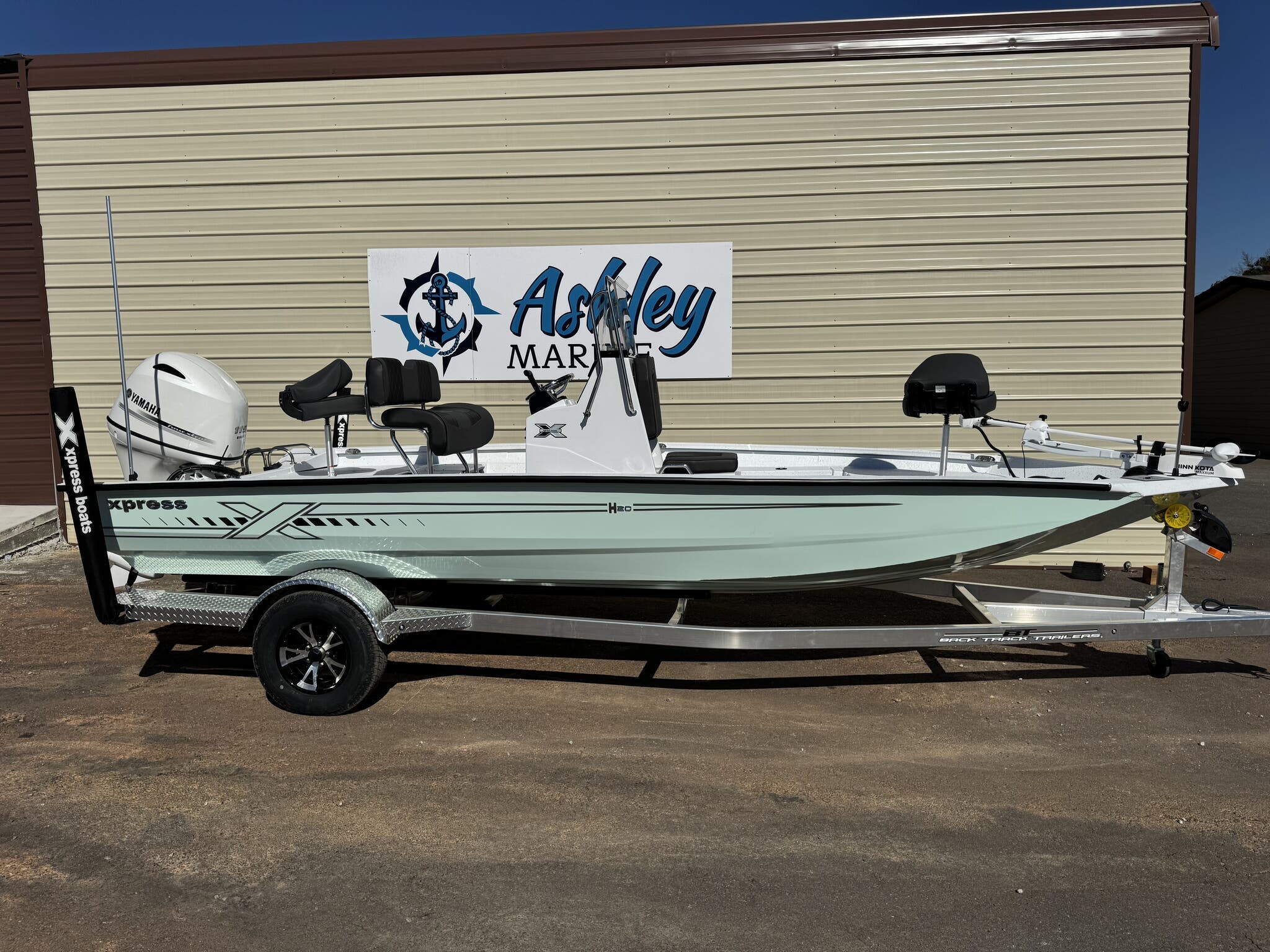 Bay Boat - 2026 Xpress Hyper-Lift Bay Series H20 BAY | Motor & Keel