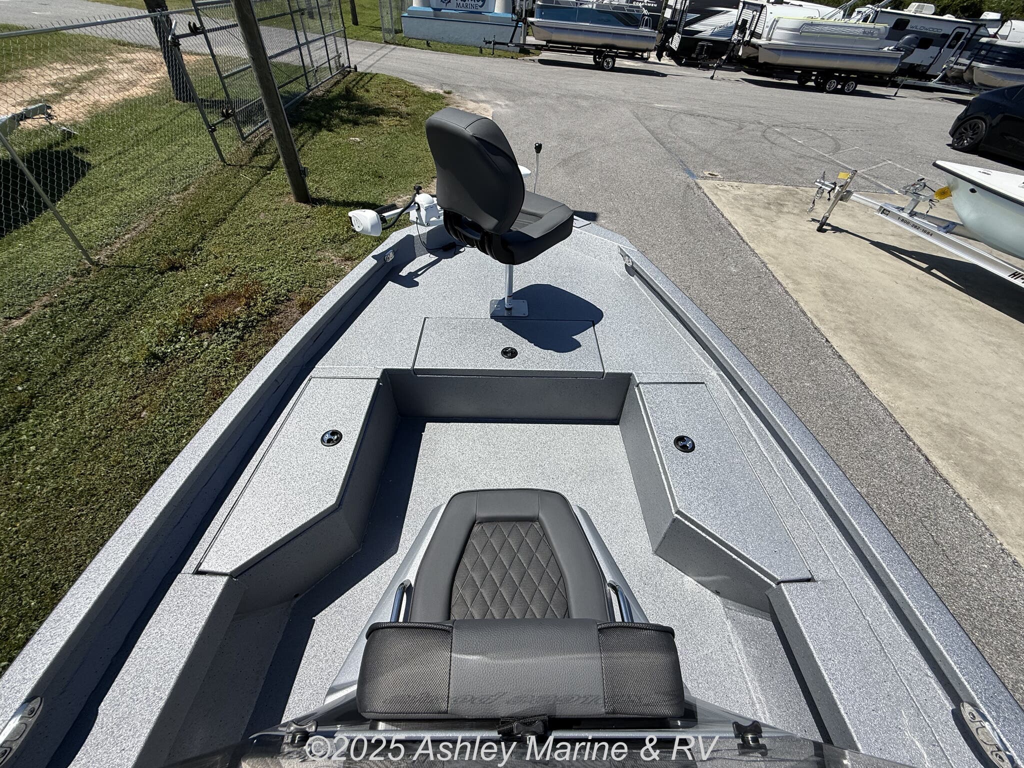Bay Boat - 2026 Xpress Hyper-Lift Bay Series H20 BAY | Motor & Keel