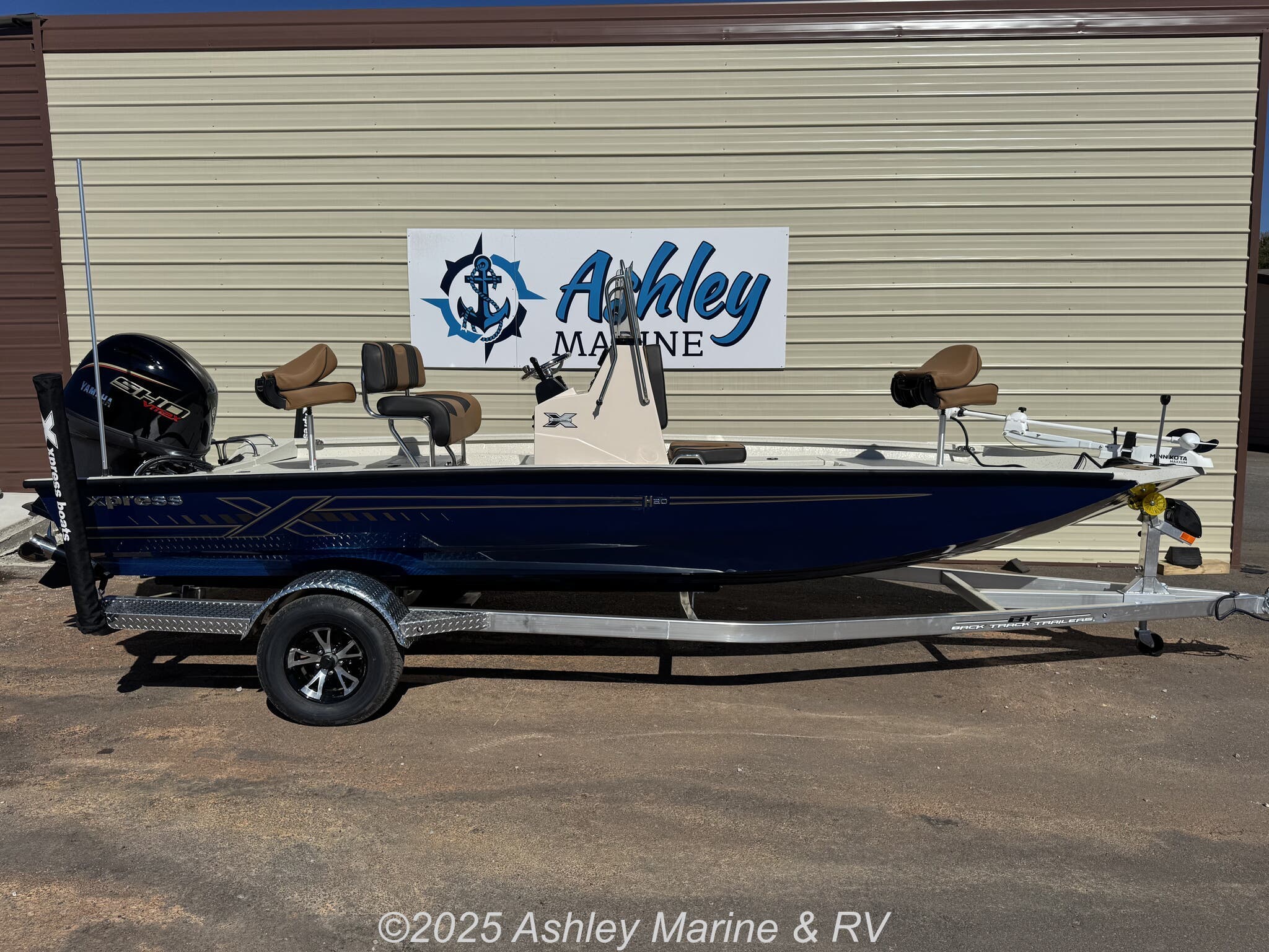 Bay Boat - 2026 Xpress Hyper-Lift Bay Series H20 BAY | Motor & Keel