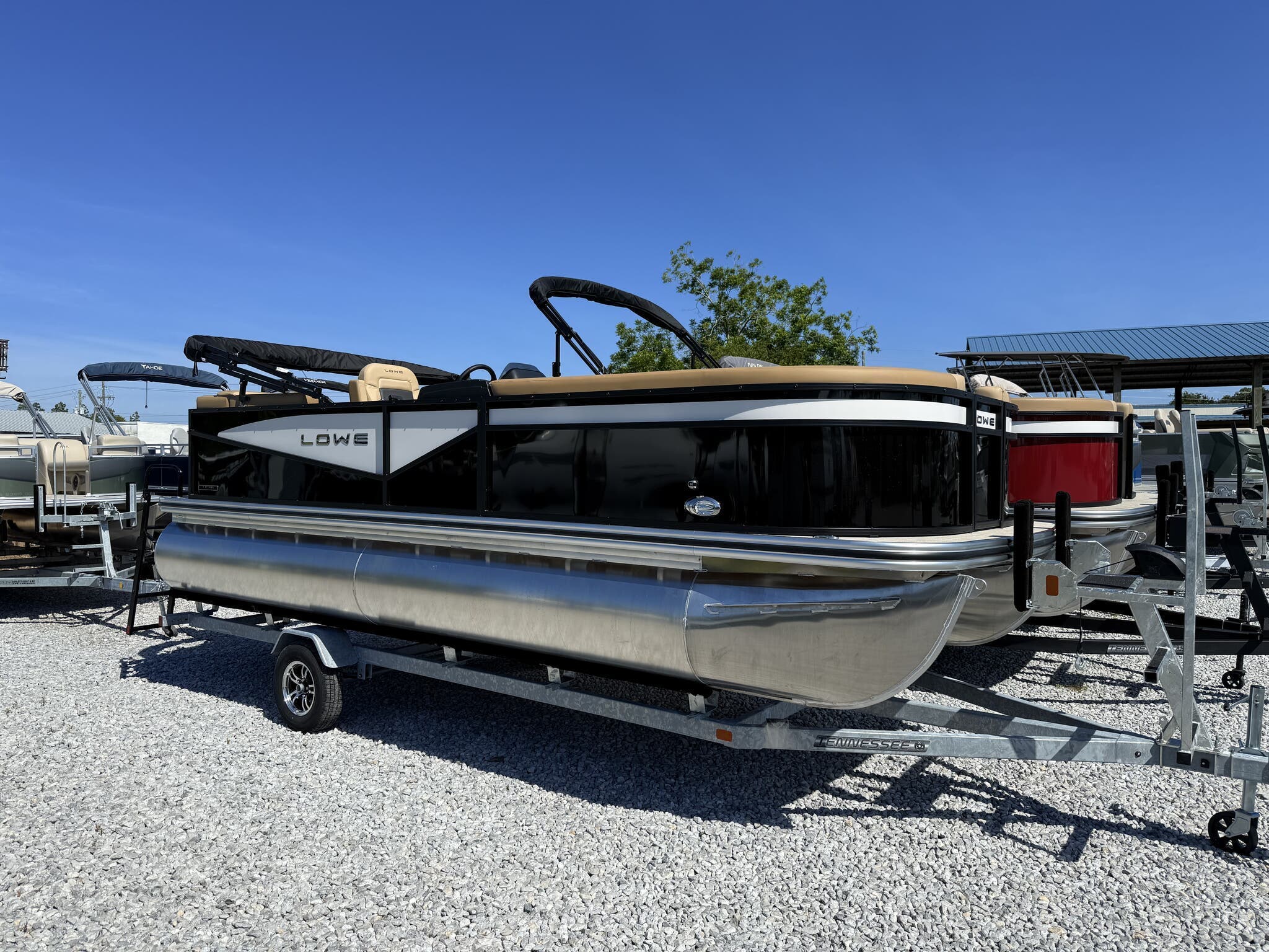 Pontoon - 2025 Lowe LS Walk Thru 210 | Motor & Keel