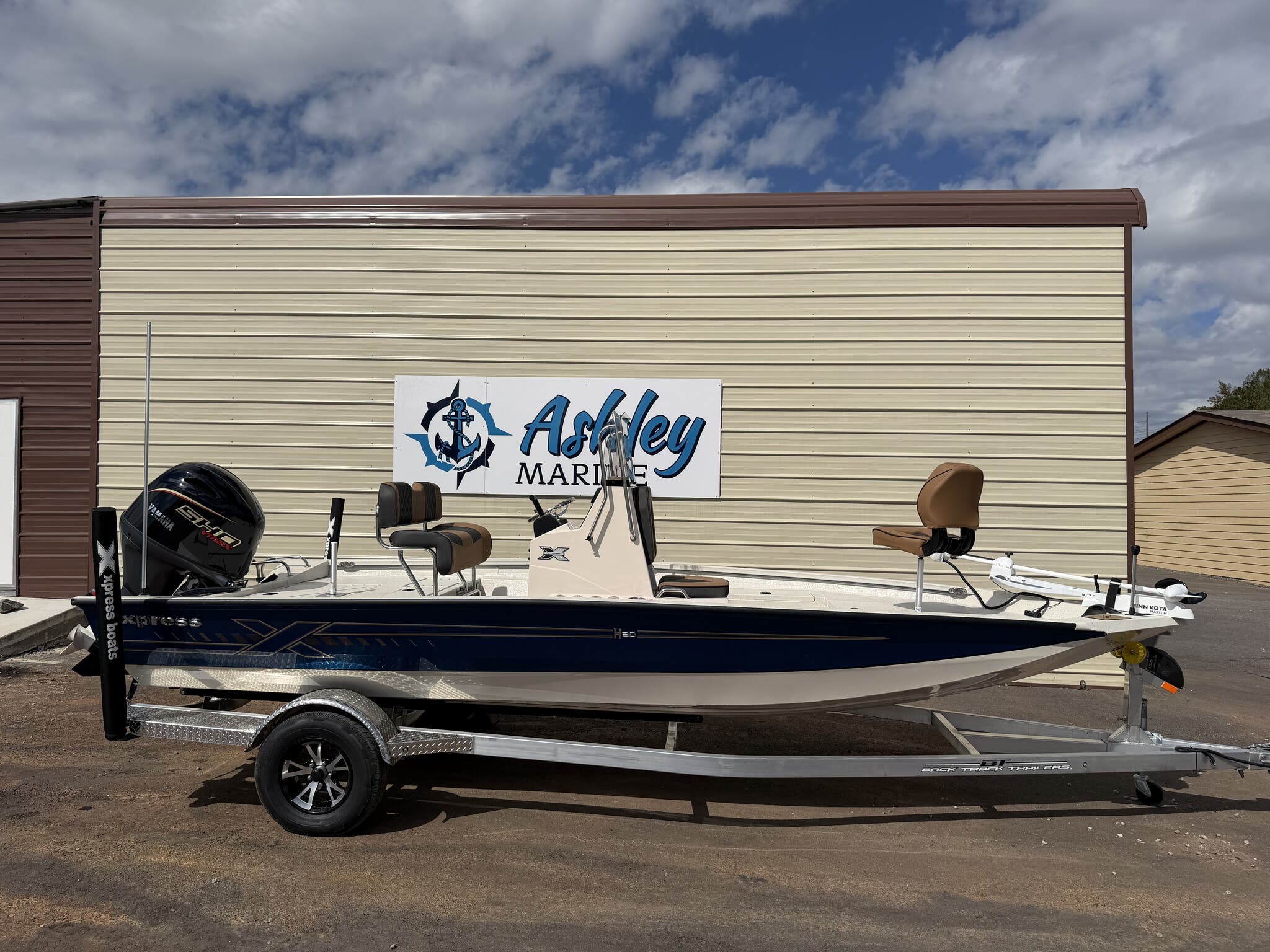 Bay Boat - 2026 Xpress Hyper-Lift Bay Series H20 BAY | Motor & Keel